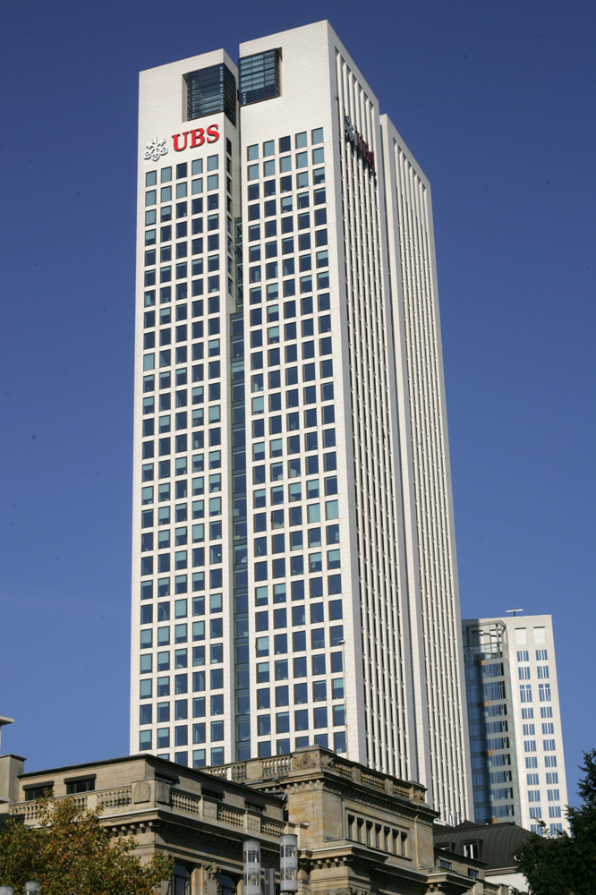 Der Turm des UBS-Hauptquartiers im Frankfurter Bankenviertel. Foto ...