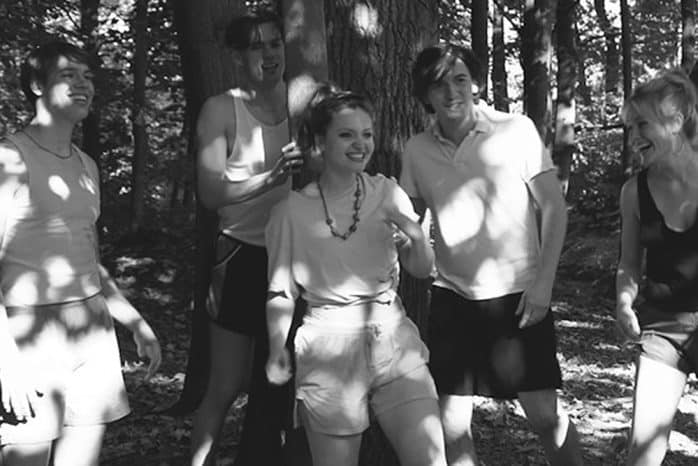 Das Schauspiel zeigt die Doppelbefragung „Jeder stirbt für sich allein ...