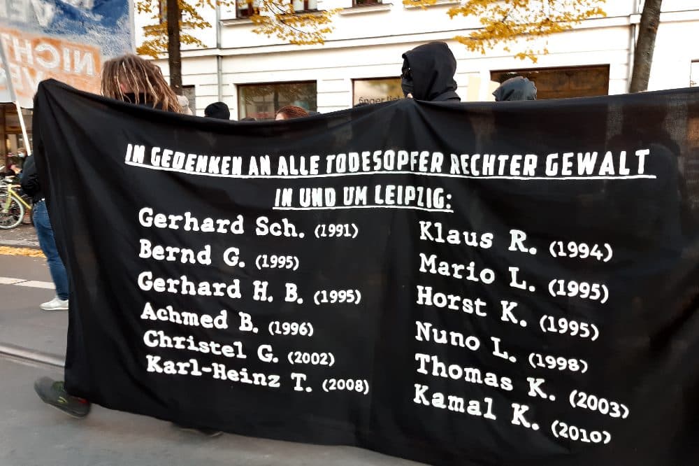 Rund 1.000 Menschen erinnern in Leipzig an Todesopfer rechter Gewalt + Video – Nachrichten aus ...
