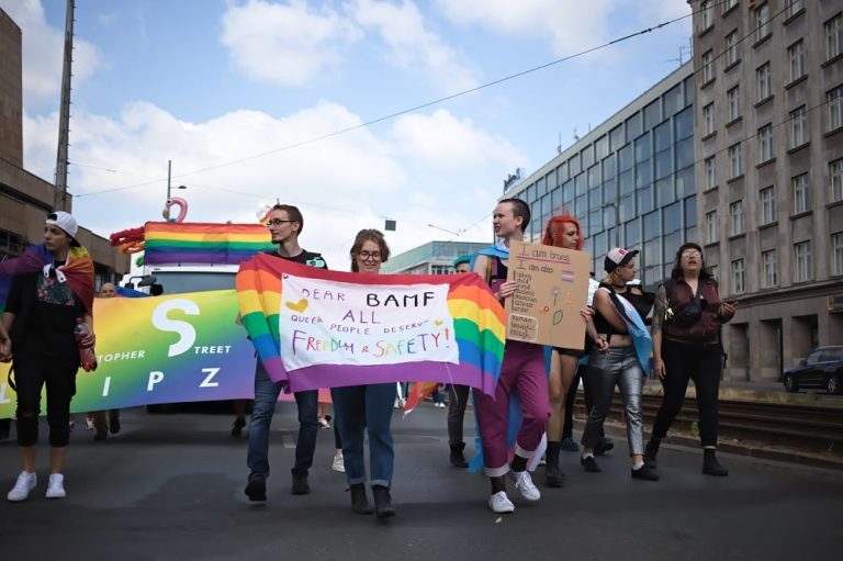 Das BAMF Leipzig prüft Transidentität nicht als Fluchtgrund · Leipziger ...