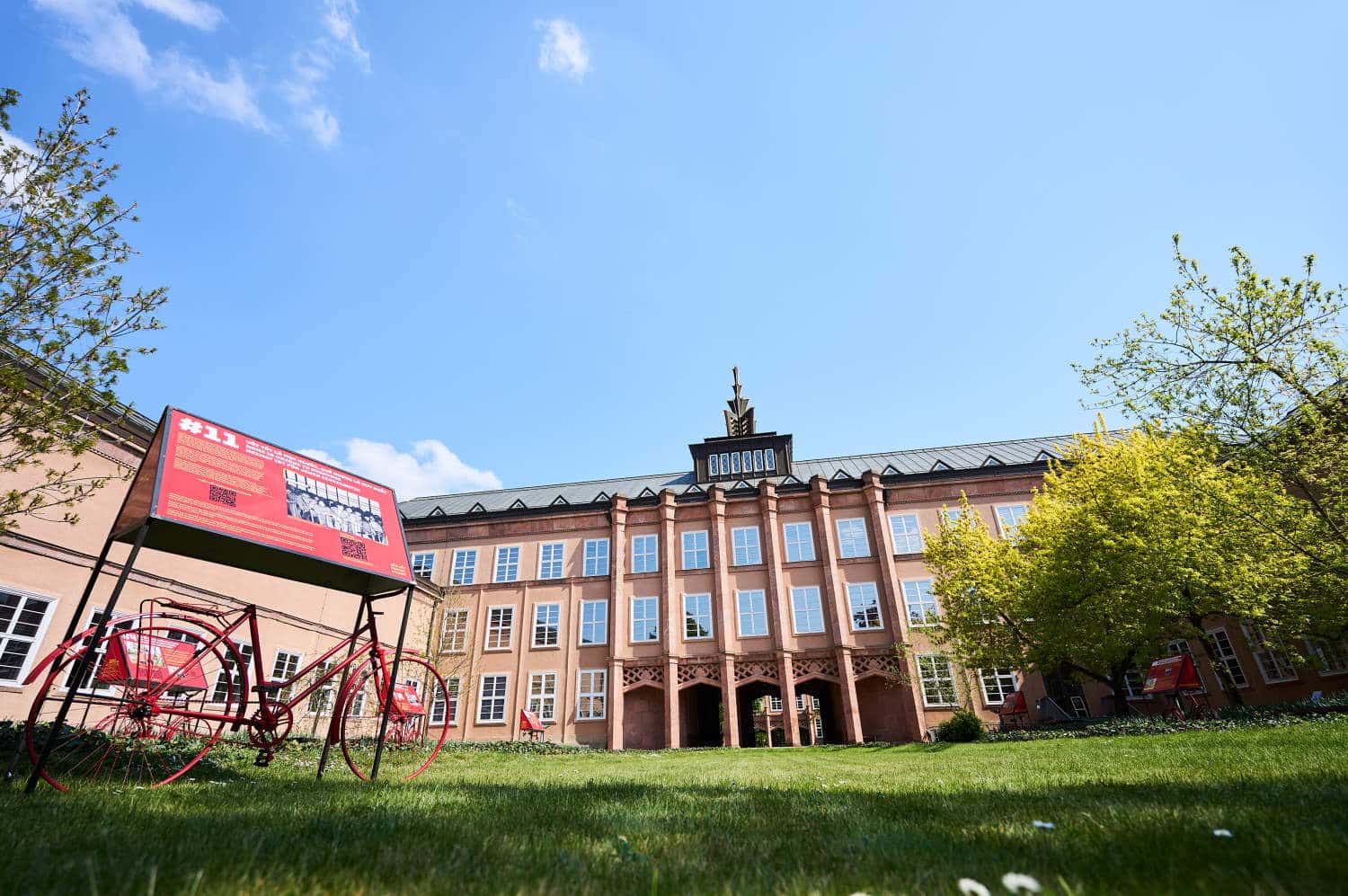 Outdoor-Ausstellung im Innenhof des Grassi Museums: DẤU VẾT :: TRACES ...