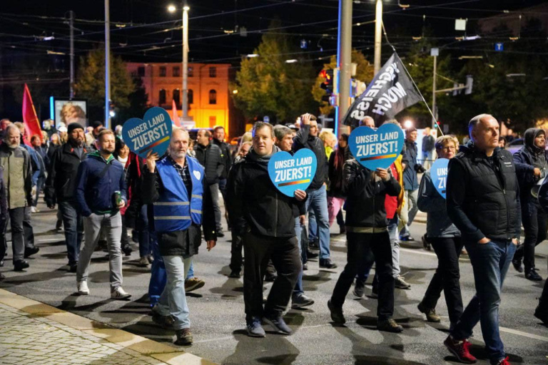 Rechte Montagsdemonstrationen (1): Die Radikalisierung ist ...