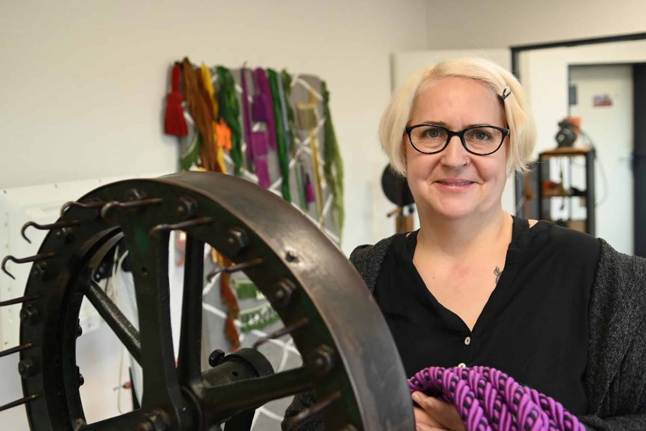 Posamenten-Manufaktur Simone Howe: Filigran verschlungene Meisterwerke ...