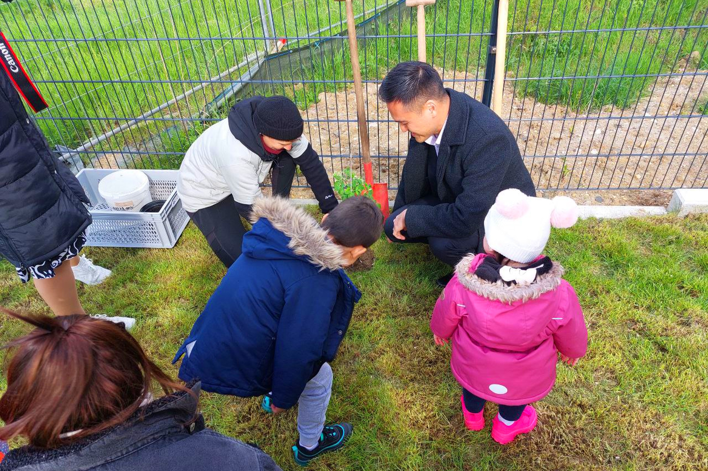 Besuch im Meusdorfer Kindergarten: Pflanzaktion mit US-Generalkonsul ...