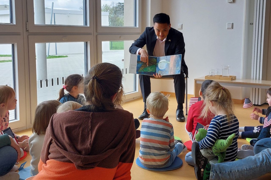 Besuch im Meusdorfer Kindergarten: Pflanzaktion mit US-Generalkonsul ...