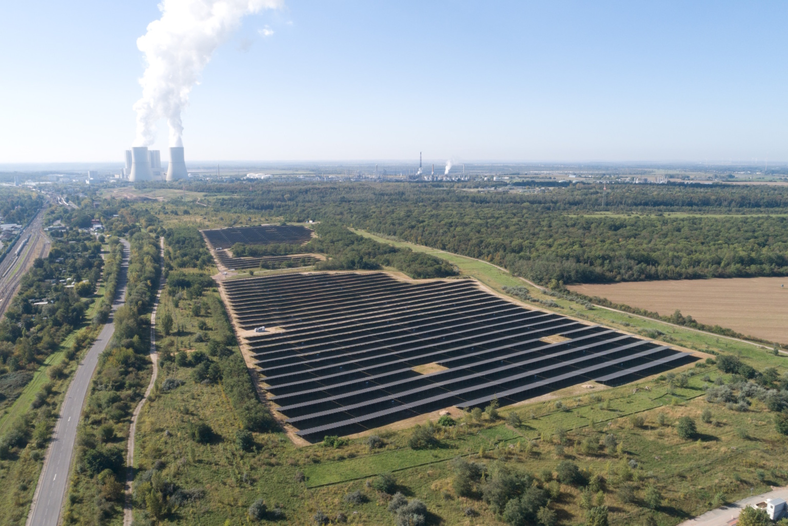 Grüner Strom aus der Kohlelandschaft: LEAG nahm Solarpark am Kraftwerk Lippendorf in Betrieb ...