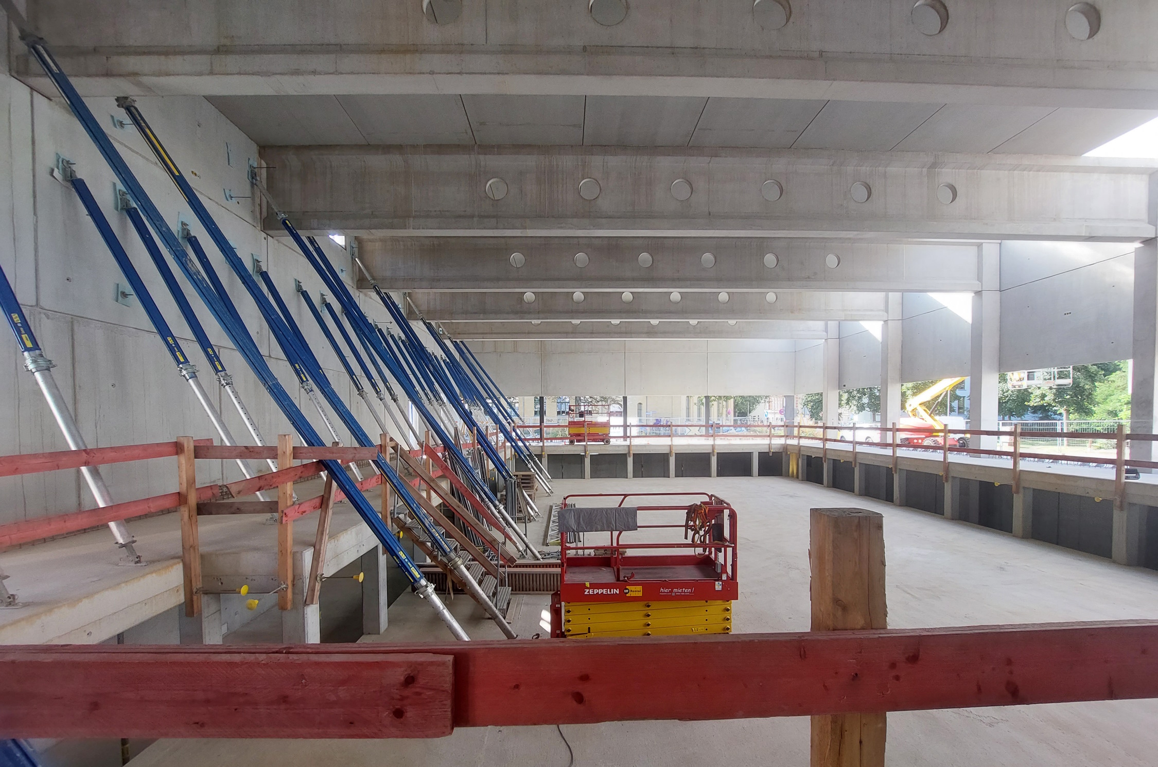 Schwimmhalle an der Eisenbahnstraße: Am Mittwoch wurde Richtfest für das Sportbad am Rabet ...