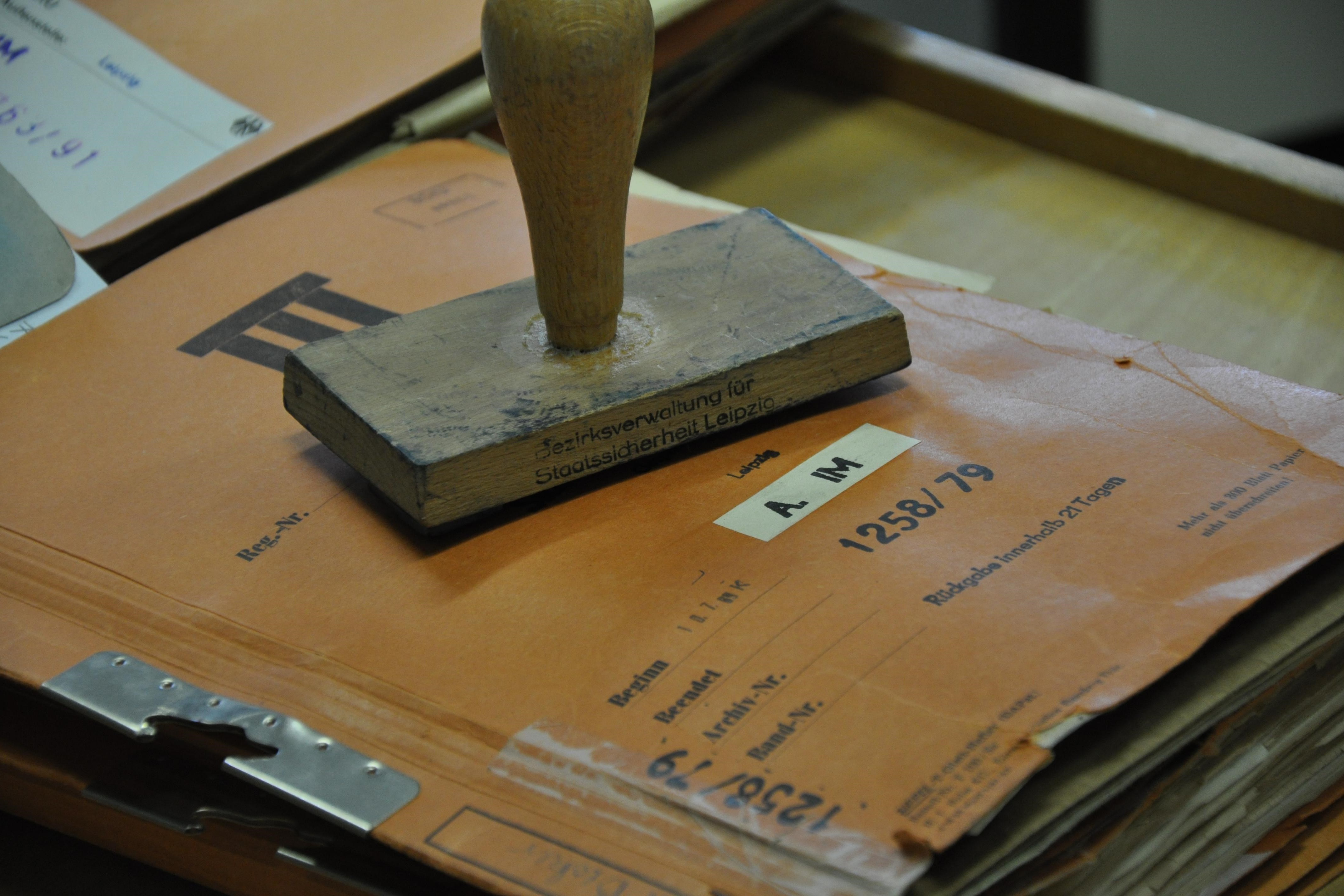 Einer Diktatur auf der Spur: Führung im Bundesarchiv – Stasi-Unterlagen ...