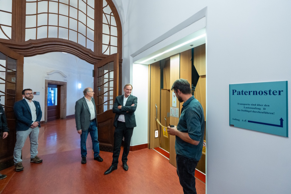 Historische Attraktion: Der Paternoster im Neuen Rathaus ist wieder in ...