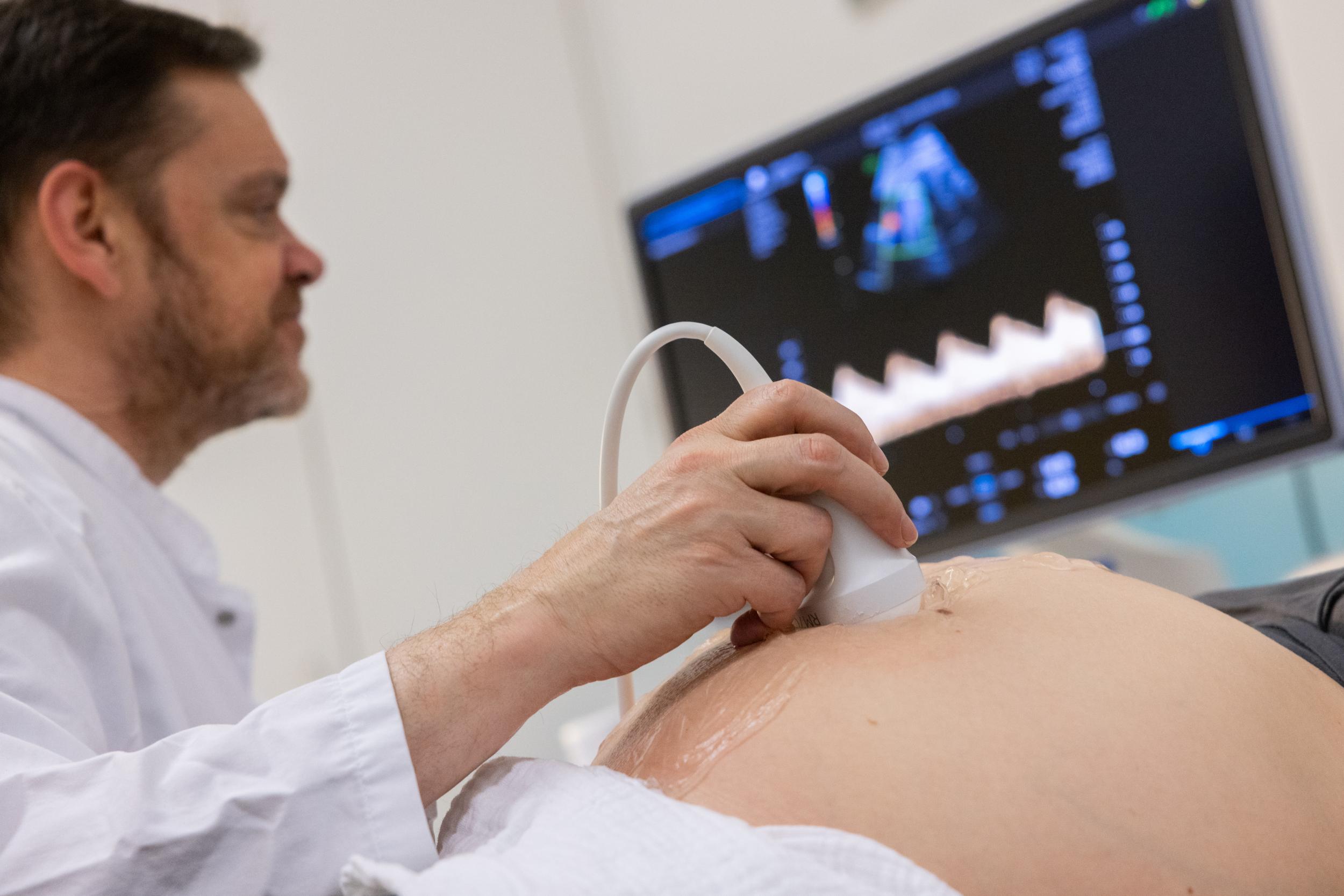 Hochmodernes Ultraschallgerät ermöglicht noch genauere pränatale ...