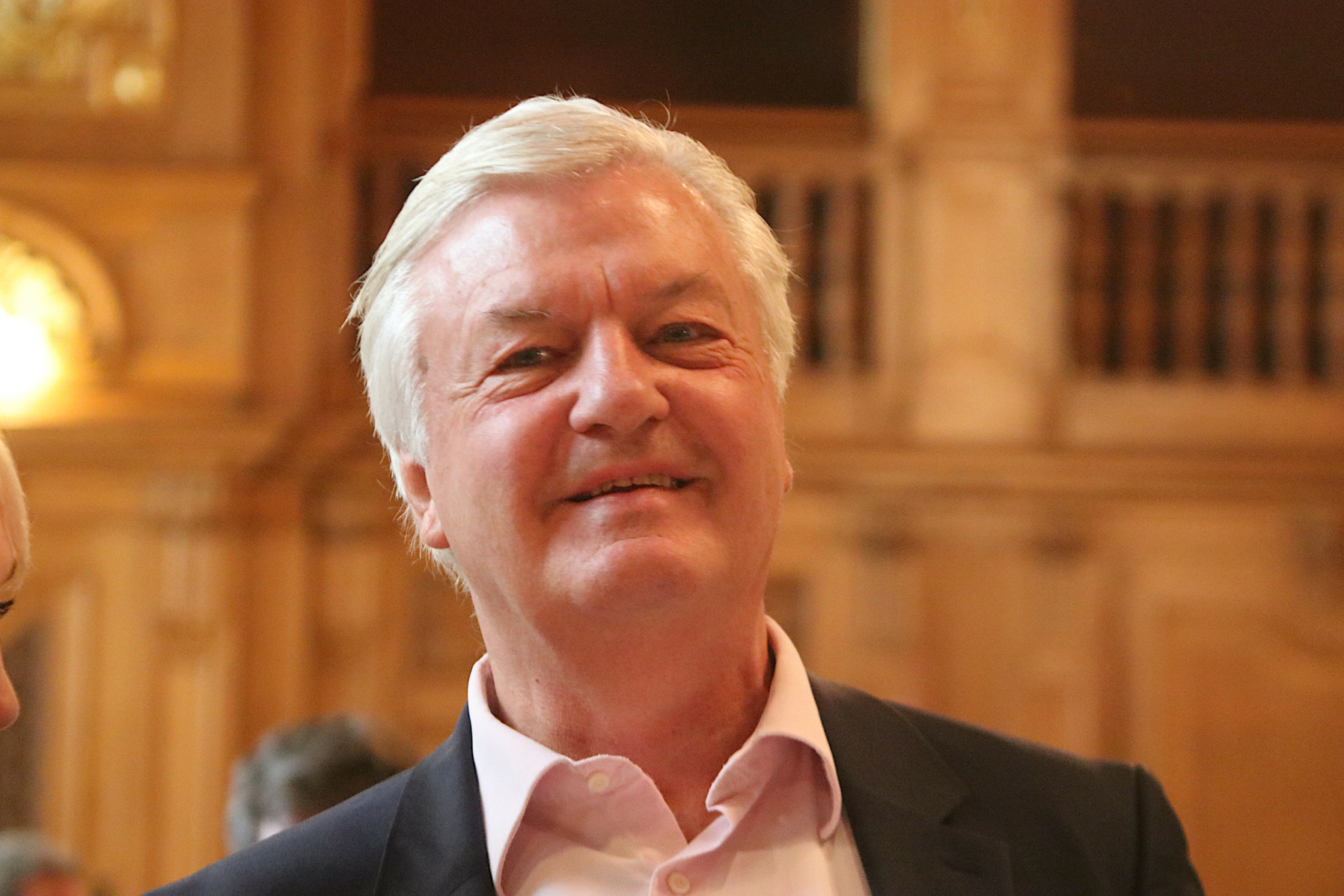 Rechtmäßig oder überzogen? Jürgen Elsässers Compact-Magazin klagt am ...