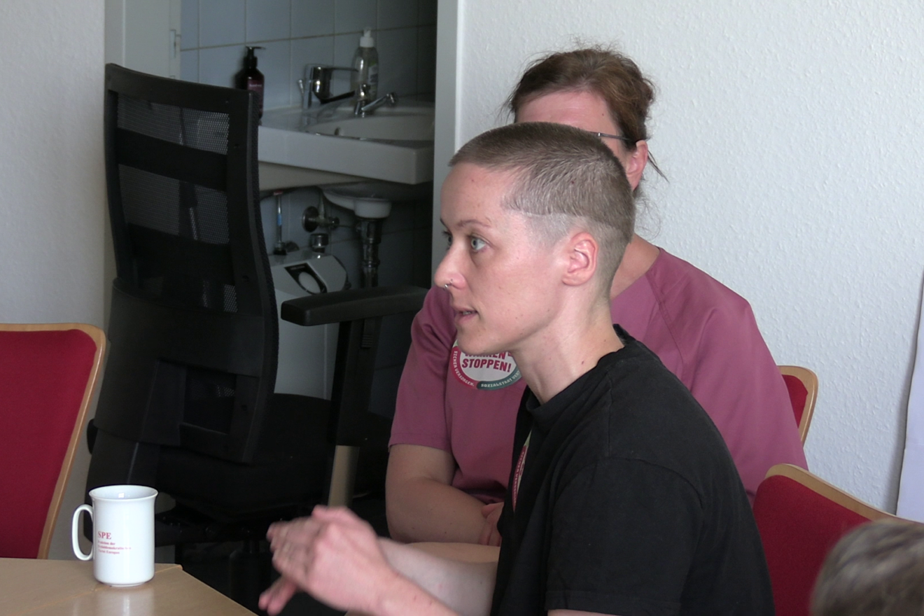 Leipzig care workers present a petition and demands to MP Holger Mann ...